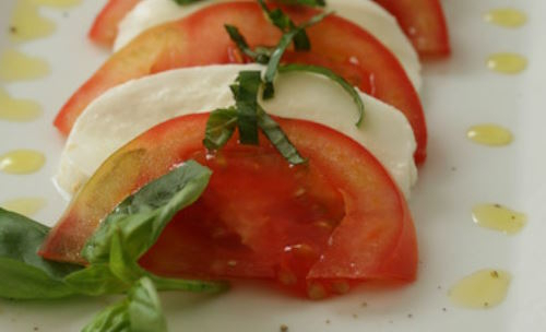 Caprese, il piatto estivo perfetto: la ricetta originale