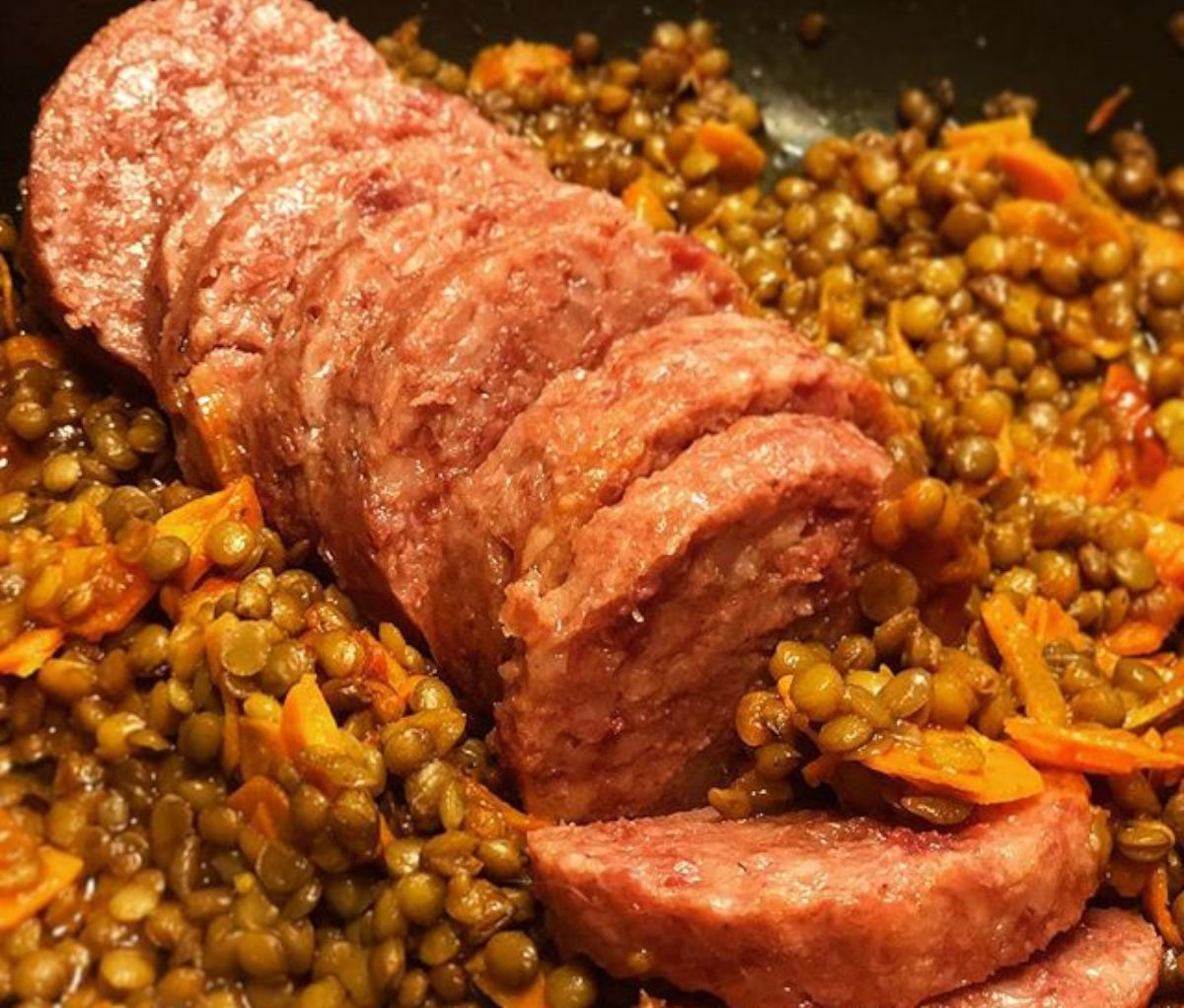 Cotechino e zampone, simboli di abbondanza e prosperità a Capodanno